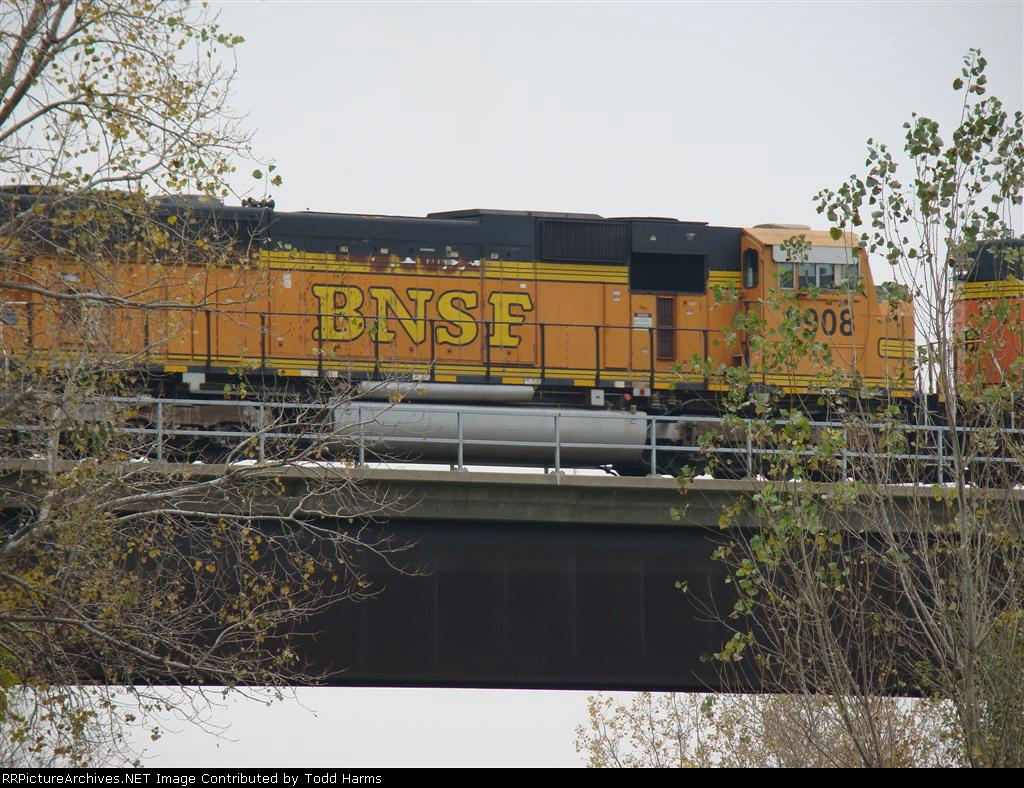 BNSF 8908
